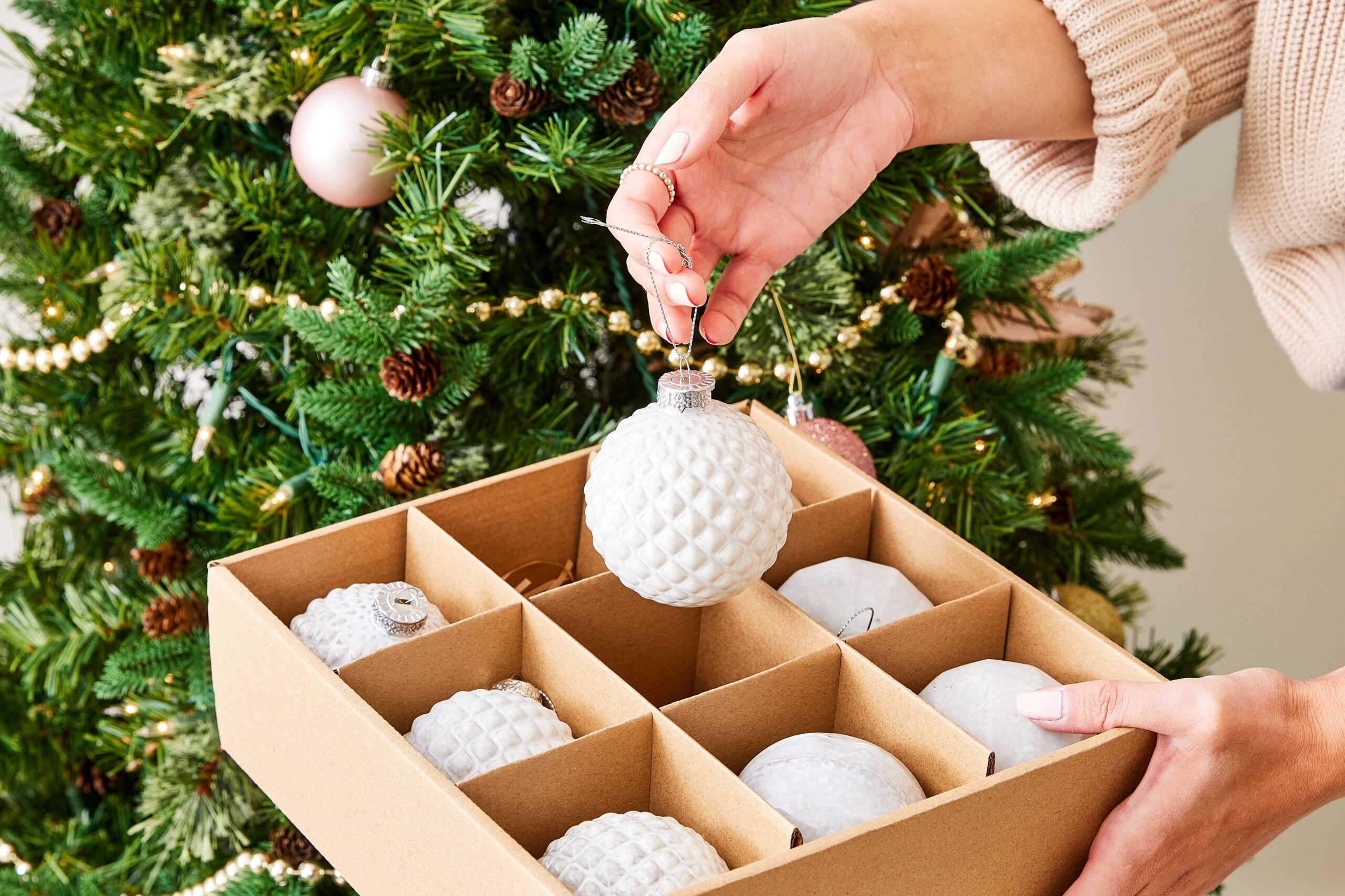 8 Ways to Decorate a Christmas Tree on a Budget